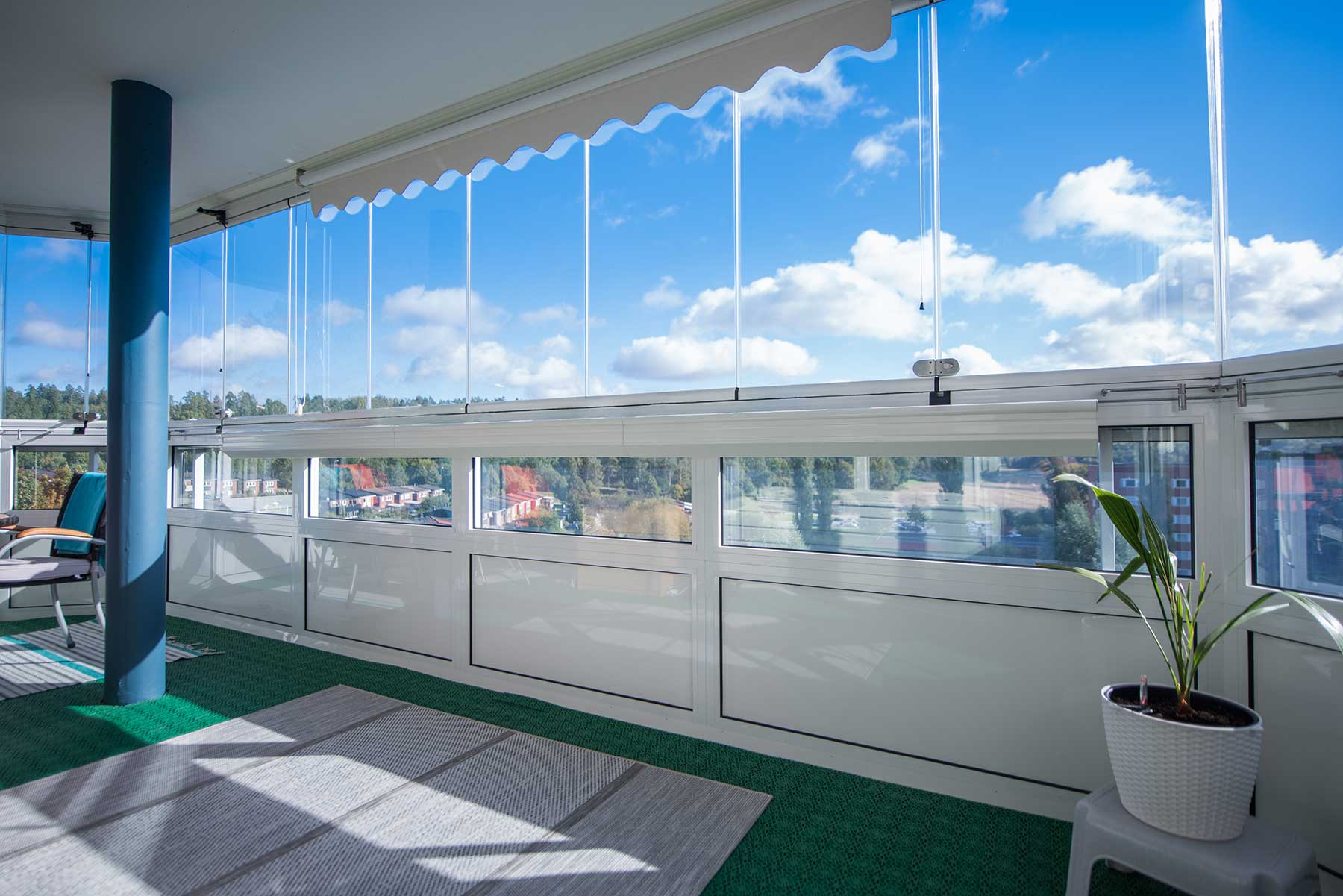Balkonginglasning - Inglasad balkong till rätt pris - Nordiska Inglasningar